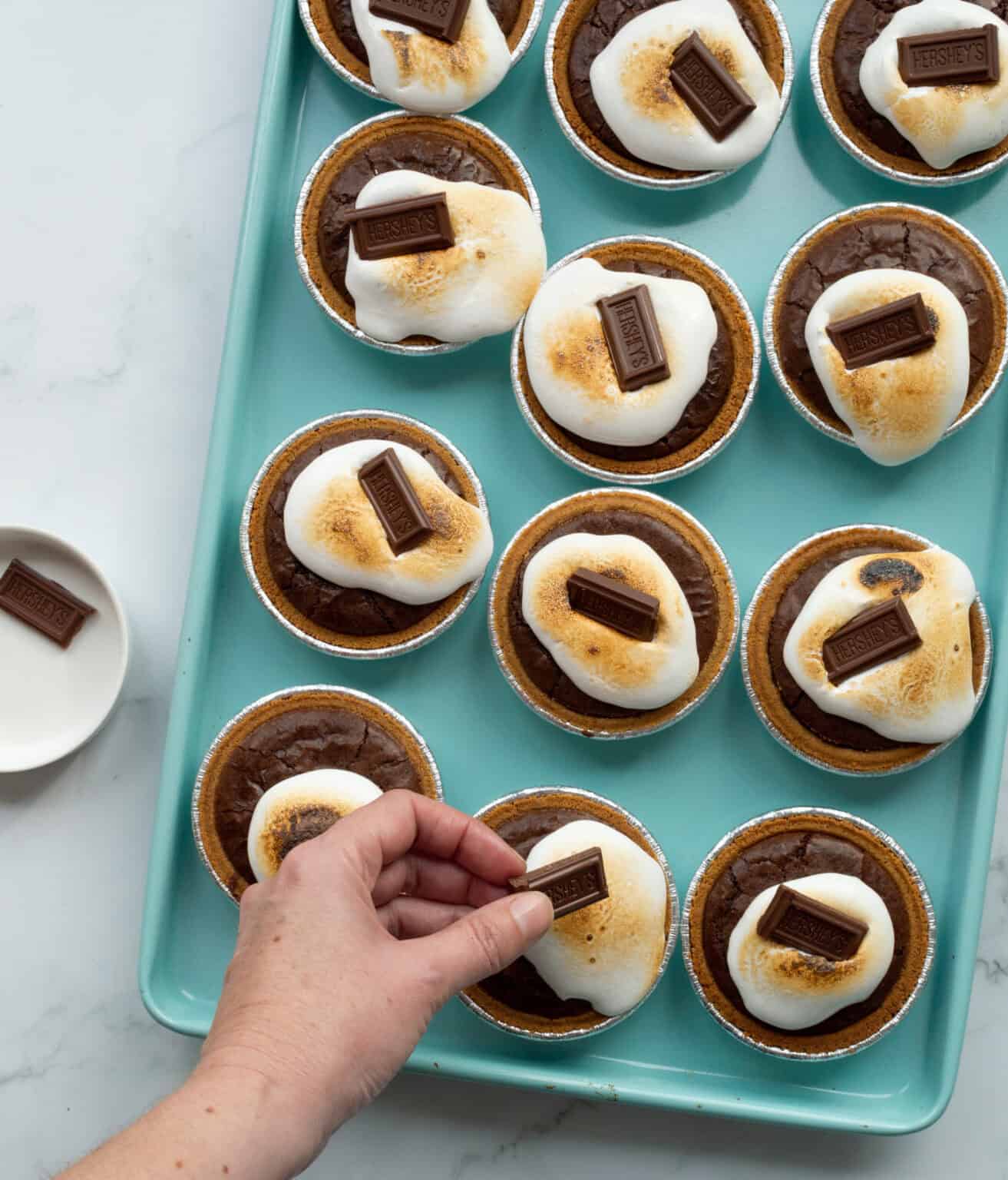 How to Make the Easiest Mini S'mores Pies - Little Black Skillet