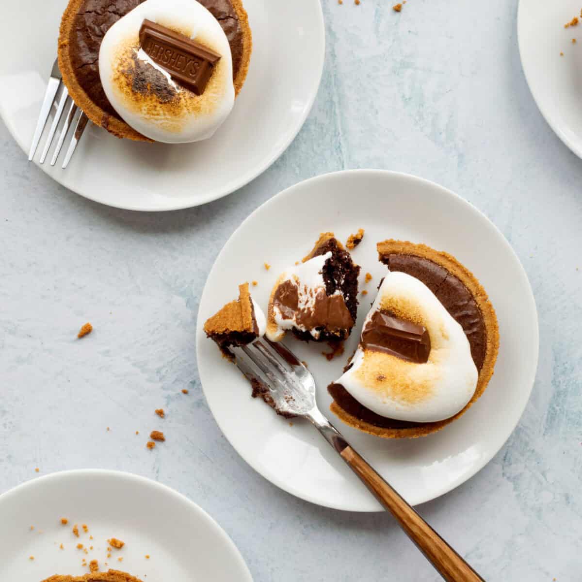 How to Make the Easiest Mini S'mores Pies - Little Black Skillet